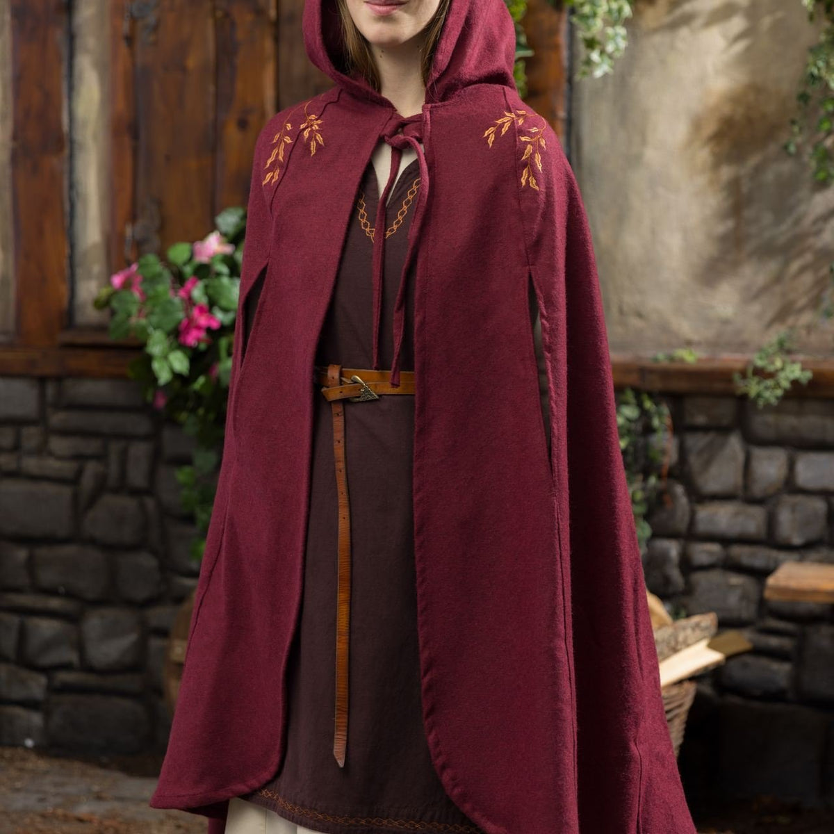 Cape Aric Red – Medieval and More